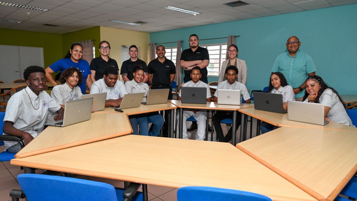 Aruba Bank dona laptops a estudiantes de EPB San Nicolás
