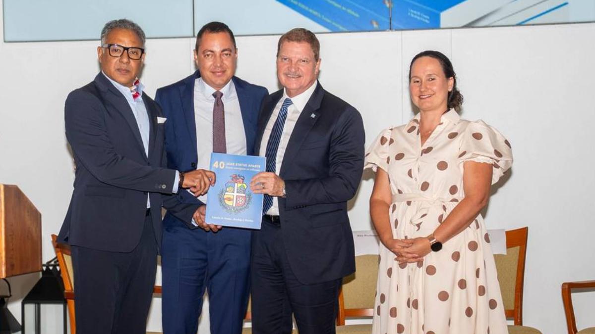 Presentan libro que revive los 40 años del Status Aparte en Aruba