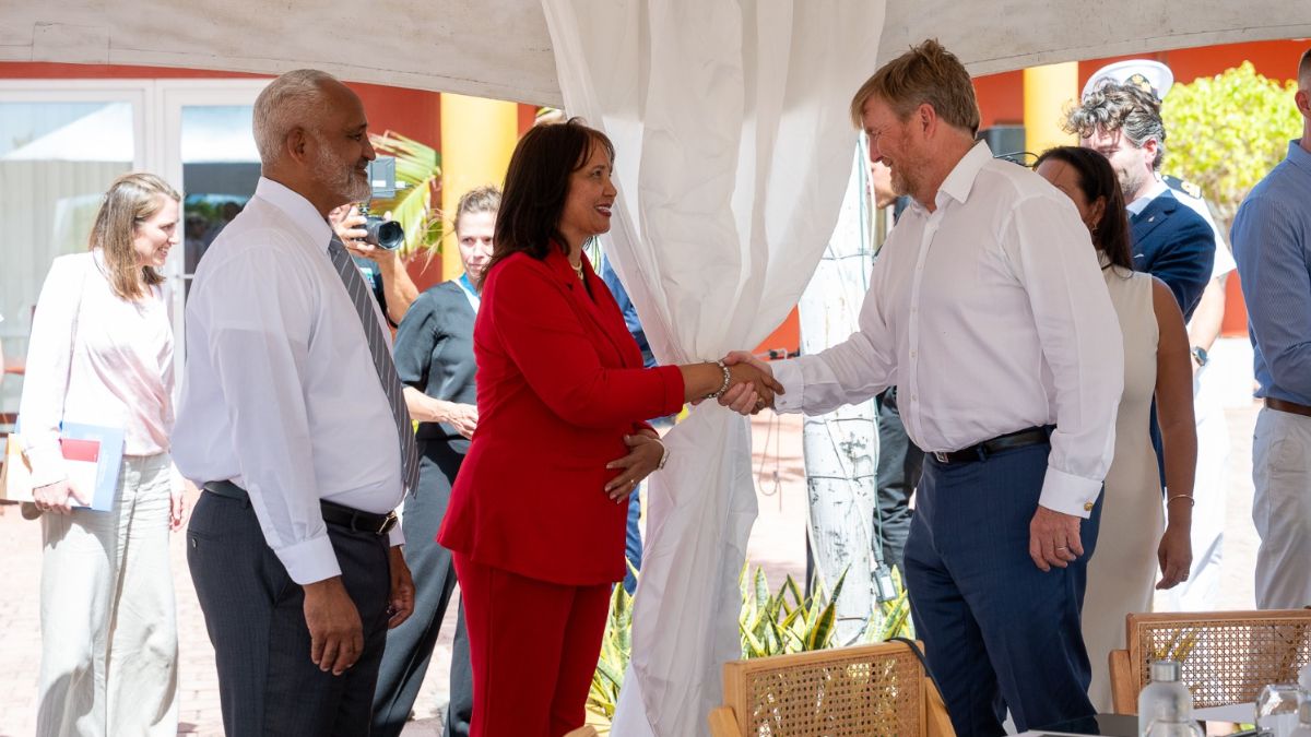 Encuentro real revela desafíos migratorios que marcarán el futuro de Aruba
